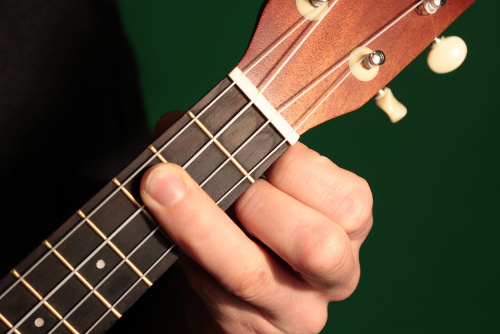 Comment jouer les 7 accords Mineurs au Ukulélé ? – Ukulélé Travel